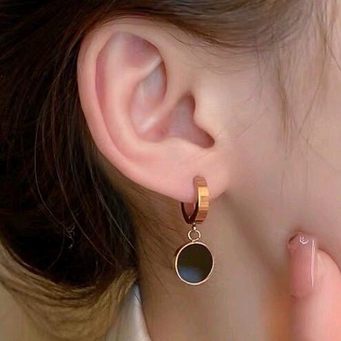 Jual GG Anting Jepit Bulat Hitam polos Titaniumk#AT-JBH | Shopee Indonesia