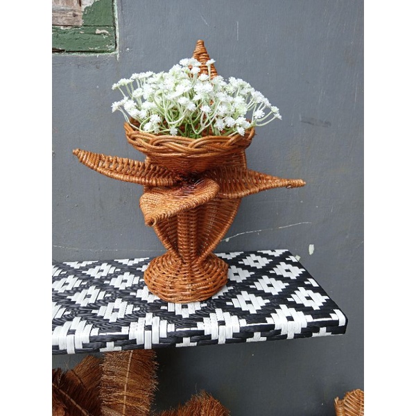Jual pot anyaman bentuk tangkai bunga dengan kembang plastik | Shopee ...