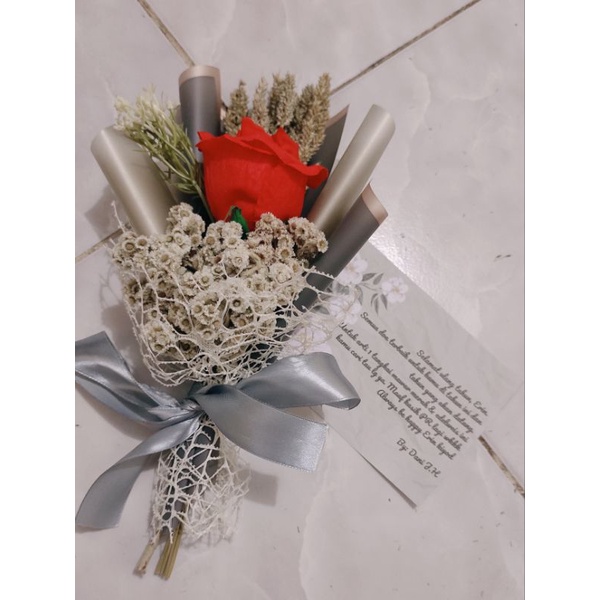Jual Bucket dry flower mix mawar merah artificial | Shopee Indonesia