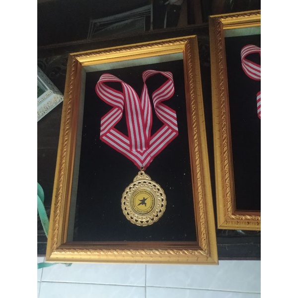 Jual PIGURA MEDALI FRAME EMAS READY BANYAK SIAP DIORDER | Shopee Indonesia