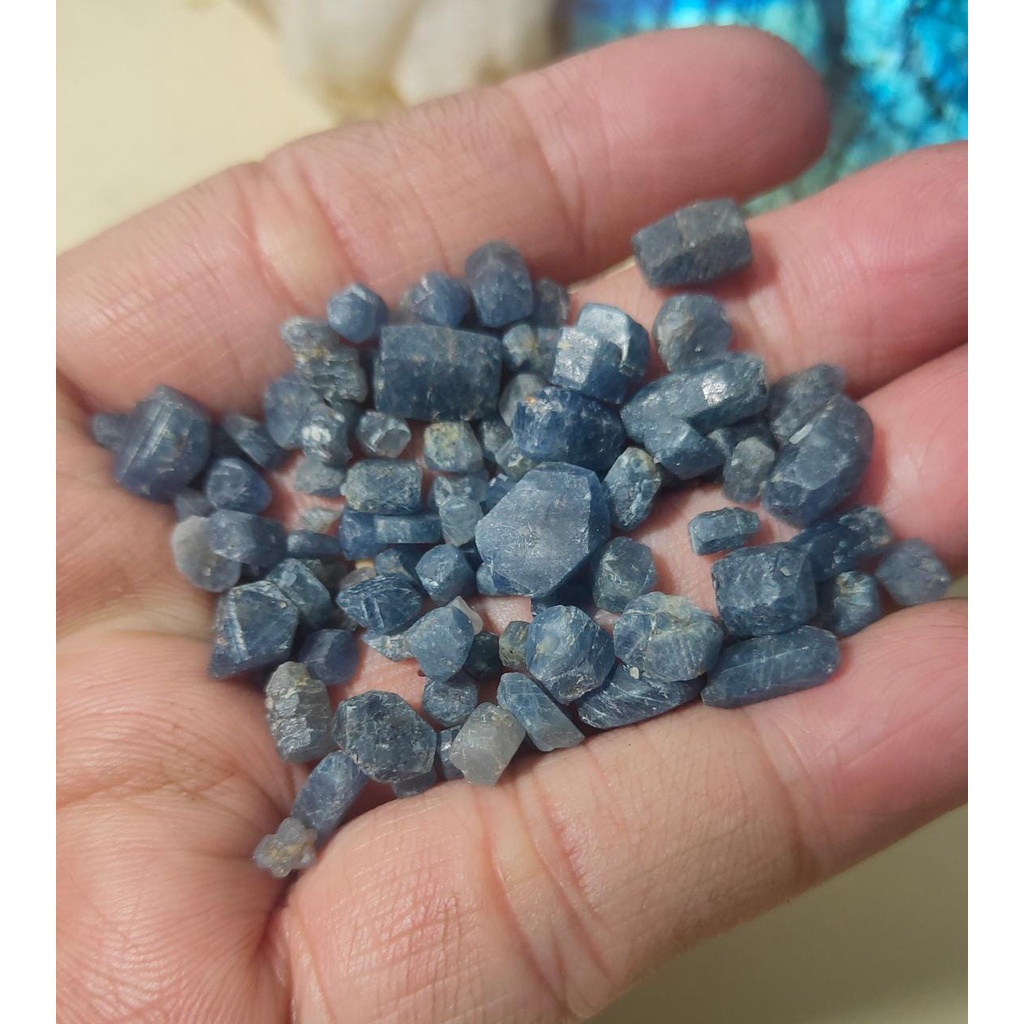 Jual Batu Blue Sapphire rough corundum / raw 1-6 mm paket 25 grams ...