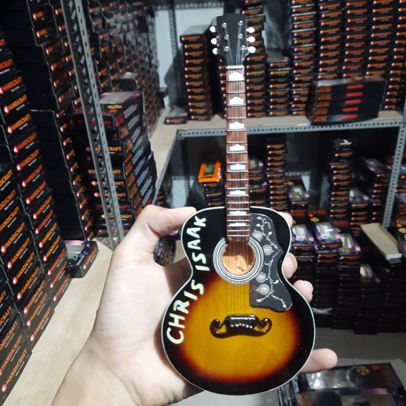 Jual miniatur gitar akustik sunbrust atribute CRIS ISAAK pajangan rak ...