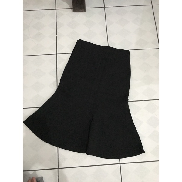 Jual [PRELOVED/THRIFTED] rok / bawahan hitam model mermaid | Shopee ...