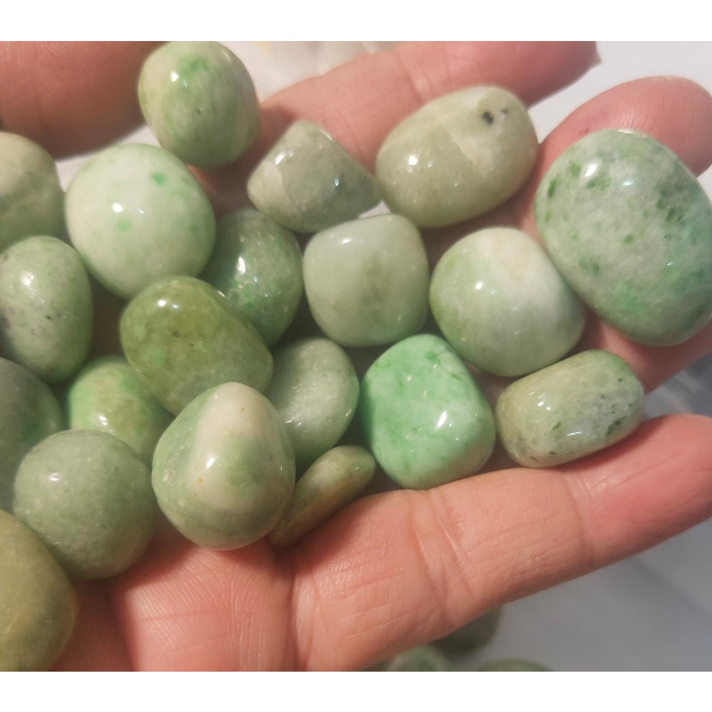 Jual Natural Green Jade Tumble Chips Gravel 10-20mm paket 100 grams ...