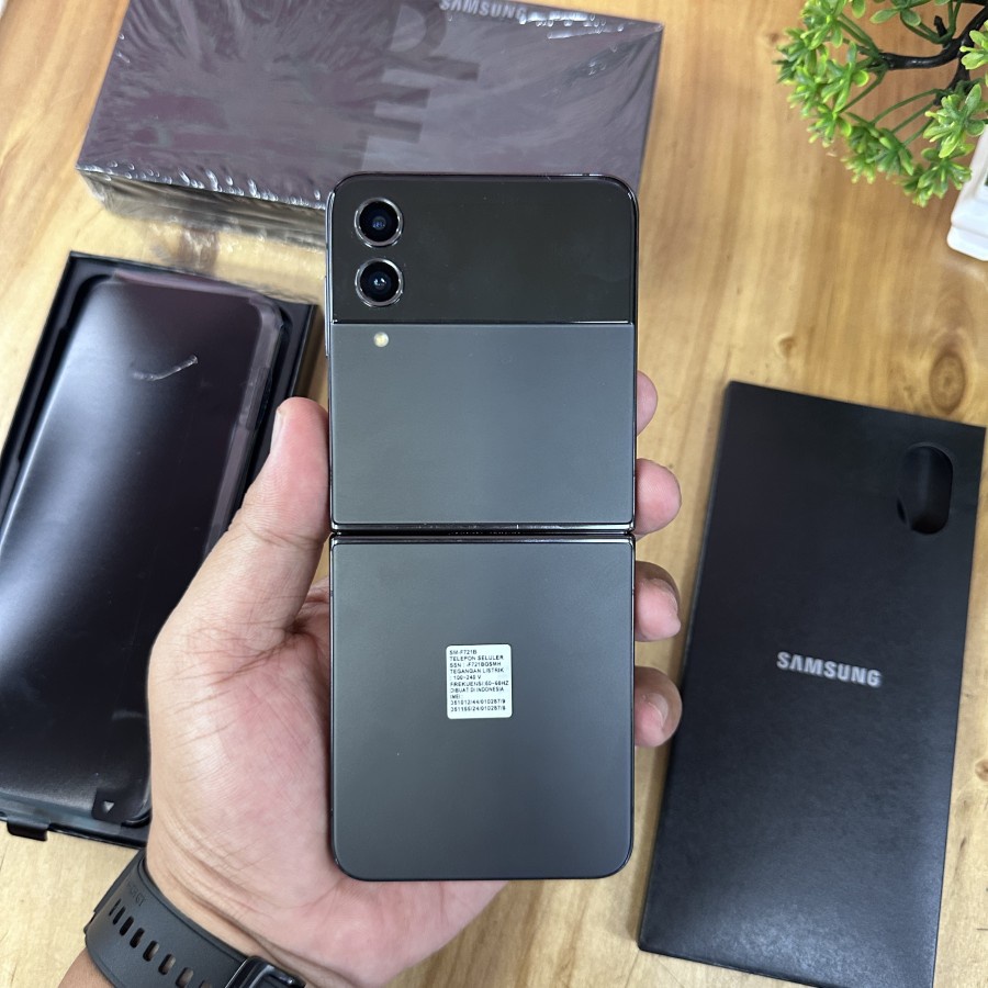 Jual Samsung Galaxy Z Flip 4 5G 256GB Graphite Gray Like new resmi SEIN ...