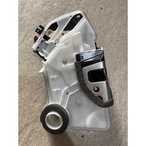 Jual 69040-30A80 doorlock door lock pintu depan kiri alphard vellfire ...