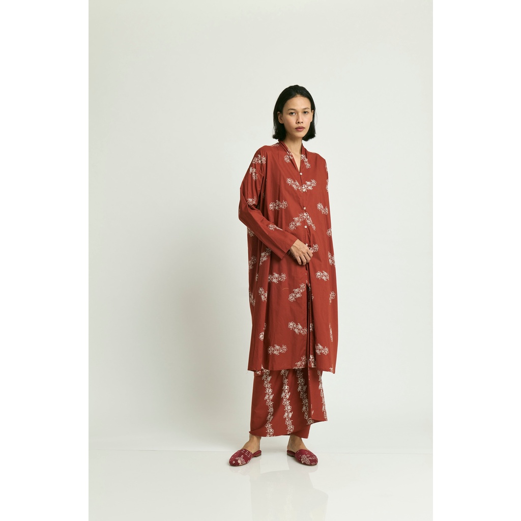 Jual Kebaya Panjang Untaian Bunga Deep Terracotta | Shopee Indonesia