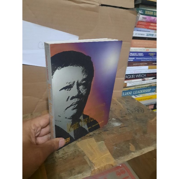 Jual MENITI ARUS PERUBAHAN Agung Laksono | Shopee Indonesia
