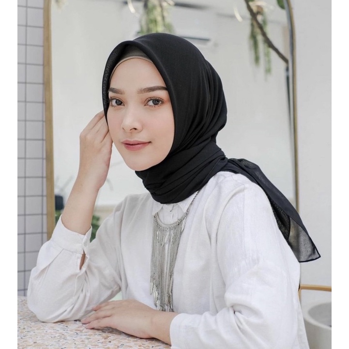 Jual HIJAB SQUARE HITAM JILBAB SEGIEMPAT HITAM | Shopee Indonesia