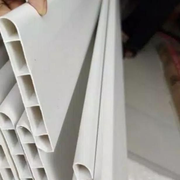 Jual plin PVC / plint pvc / list plank pvc isi 2.4 meter polos | Shopee ...
