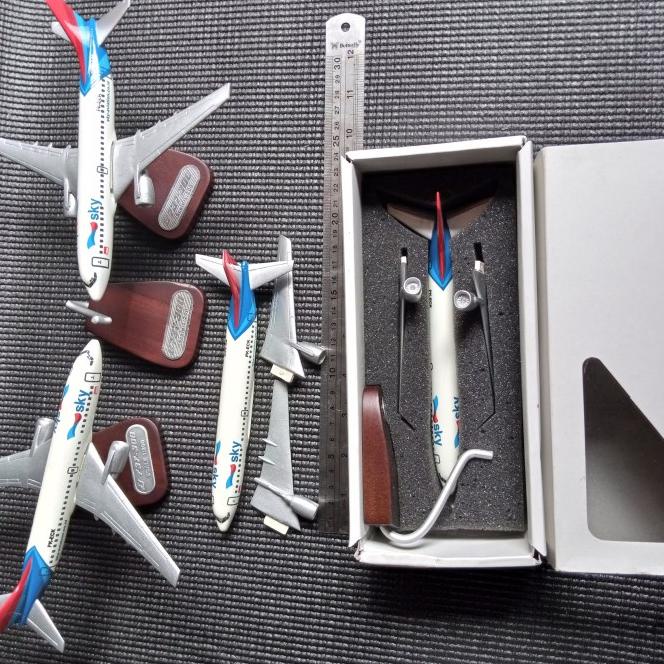 Jual Miniatur Diecast Pesawat Boeing 737-300 Sky Aviation 1:200 Import ...
