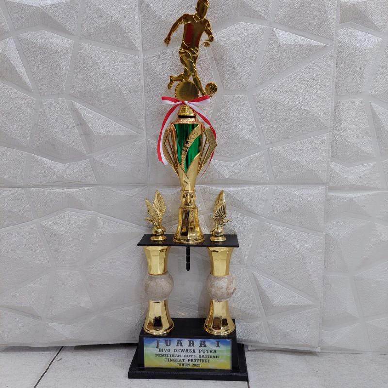 Jual Trophy Piala 2 KAKI Sepak Bola Futsal Trophy Bulutangkis Tenis ...