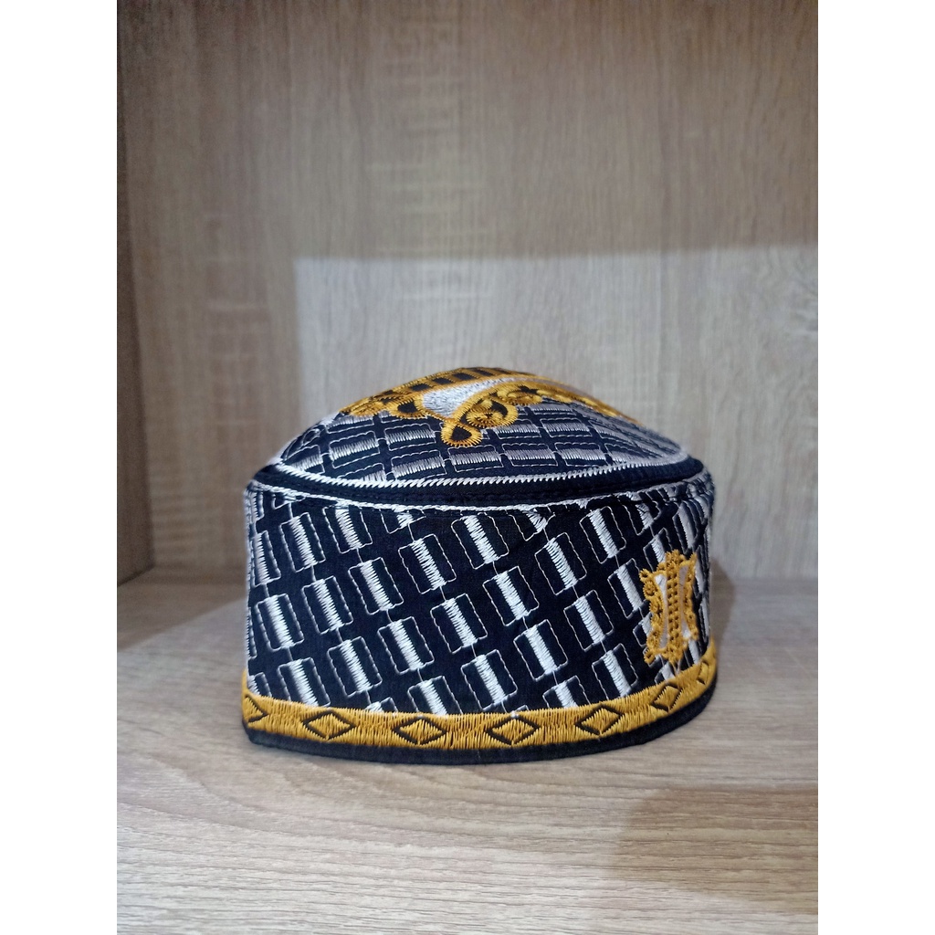 Jual Peci Malaysia Hitam Motif Pintu Aceh kuning silverr | Shopee Indonesia