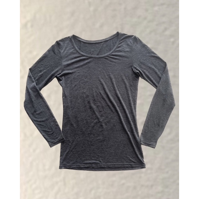 Jual Baju Uniqlo Heattech Like new size S body fit long sleeve preloved ...