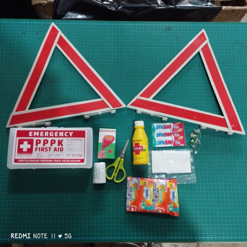 Jual Paket segitiga pengaman mobil+kotak obat P3K/PPPK | Shopee Indonesia