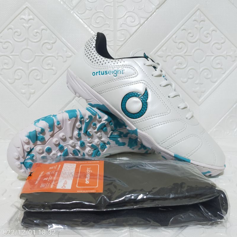 Jual Sepatu Futsal Mini Soccer Pria Wana putih/Sepatu Futsal Sol Gerigi ...