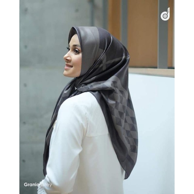 Jual Deenay Scarves - Grania Grey (PROMO) | Shopee Indonesia