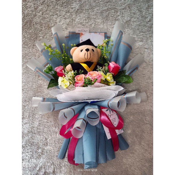 Jual Bucket boneka wisuda + bunga mawar artificial | Shopee Indonesia
