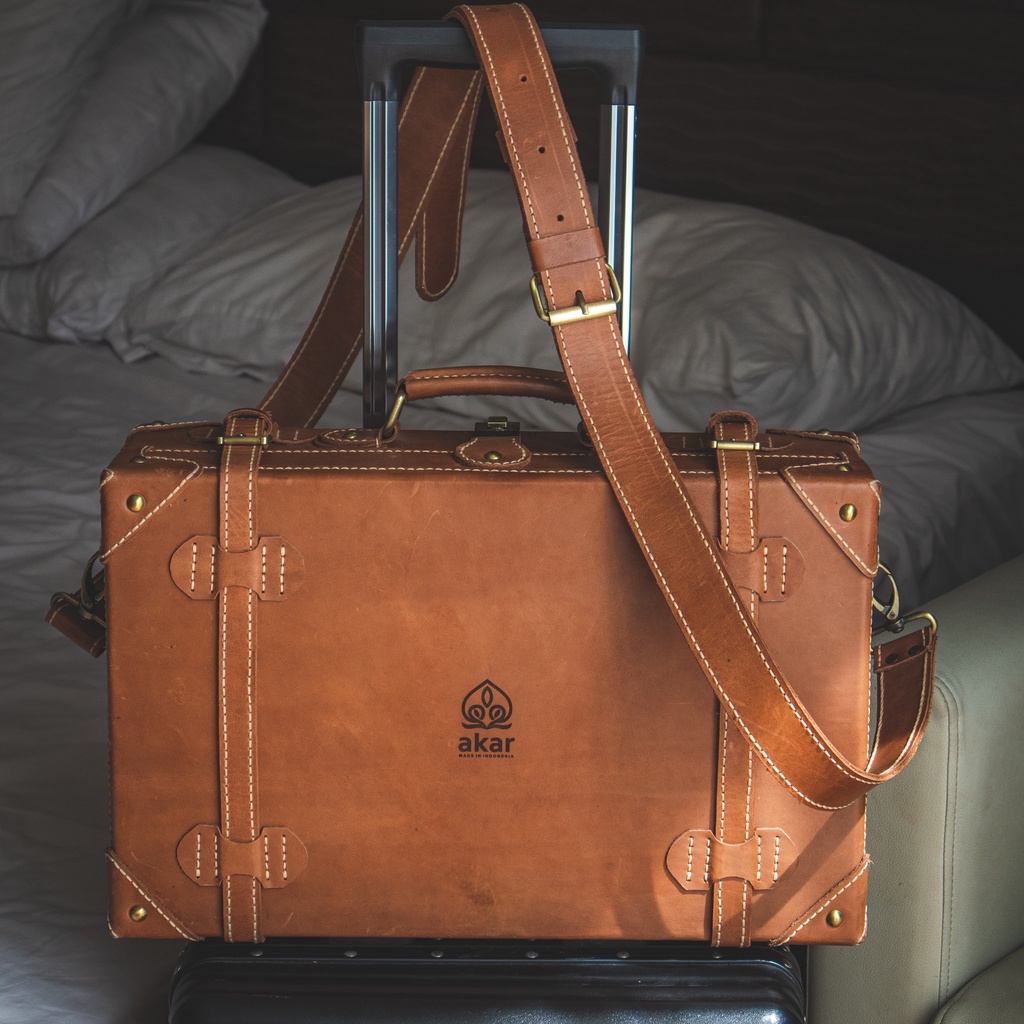 Jual Koper Kulit Asli - Kunthara Koper Kulit Vintage by Akar NFYR ...