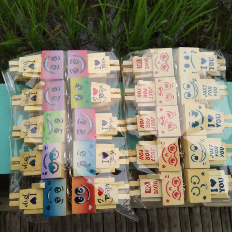 Jual Paket Souvenir isi 20 pcs gantungan kunci kayu dambo motif Jogja Souvenir Malioboro oleh ...