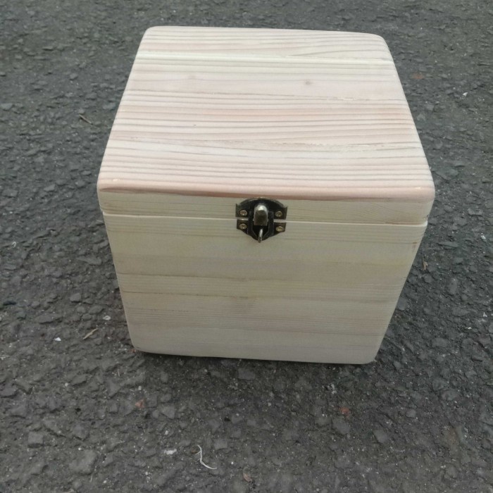 Jual KOTAK KAYU / WOODEN BOX DENGAN KUNCIAN PENGAIT / GEMBOK | Shopee ...