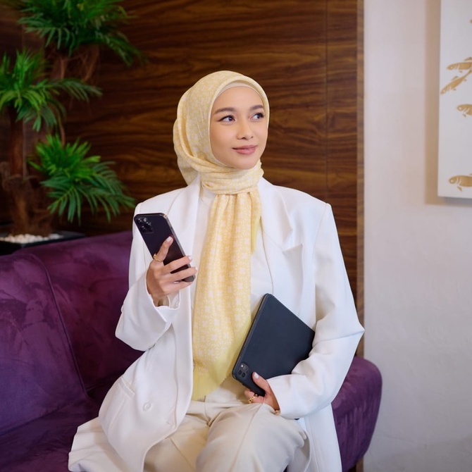 Jual Voal Hijab Yumera Monogram Deluxe : Yellow Iris | Shopee Indonesia