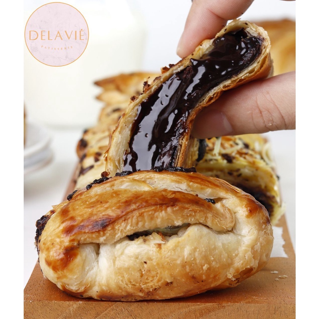 Jual Choco puff original /choco banana melted puff pastry (delavie ...