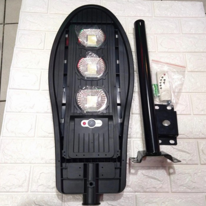 Jual Lampu Jalan/Lampu PJU/tiang tenaga Surya / Solar panel 150Watt ...