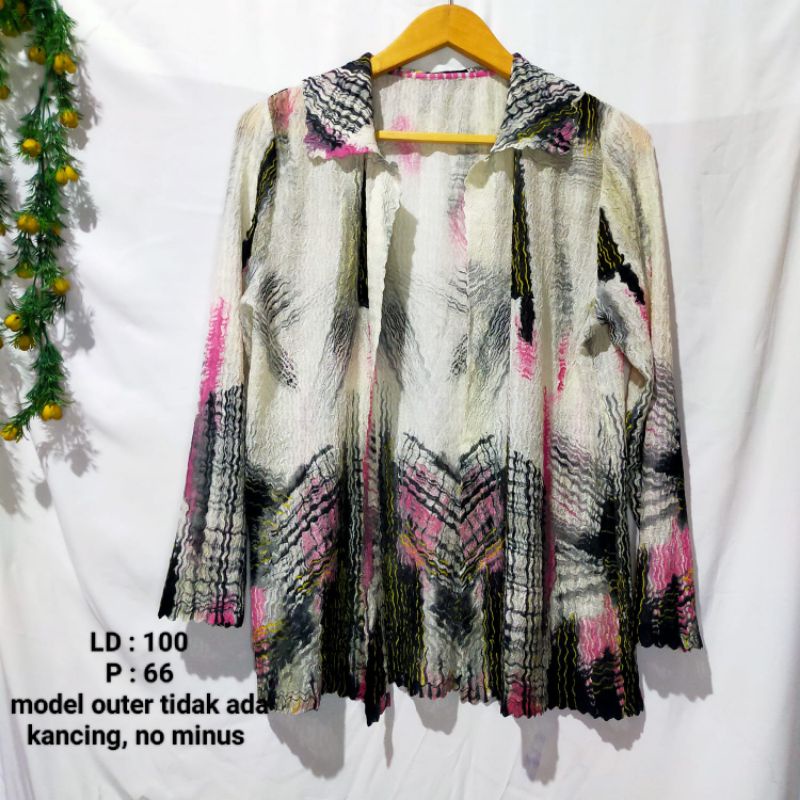 Jual THRIFT OUTER BAJU SECOND ATAU MONJA | Shopee Indonesia
