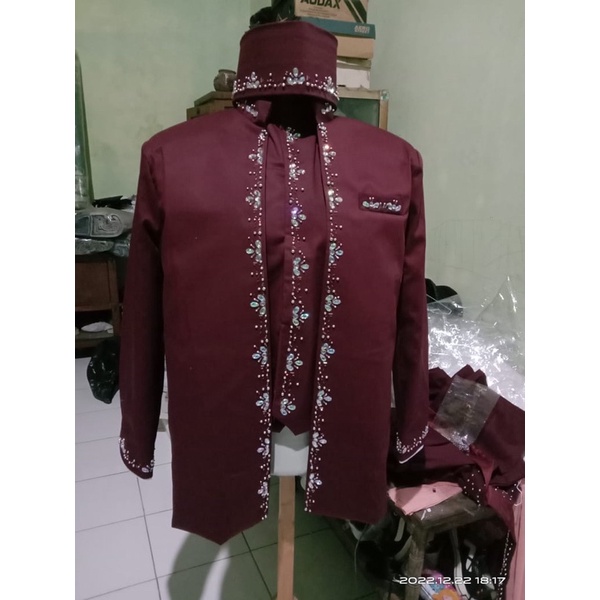 Jual Beskap Basofi New Motif warna maroon bahan bridal || warna dan ...