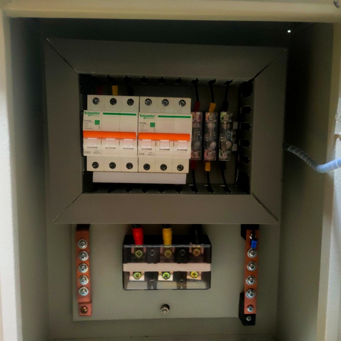 Jual BOX PANEL OUTDOOR 30X40 RAKIT DISTRIBUSI KOMPONEN LENGKAP | Shopee ...