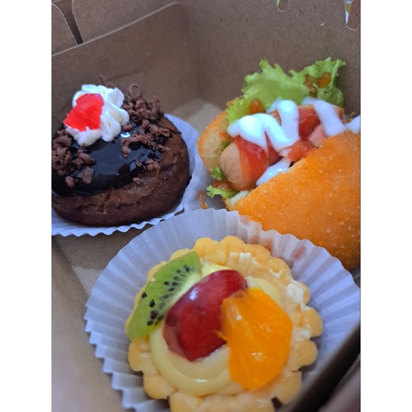 Jual (Palembang) snack box isi 3 (pilihan: donat sosis mini, donat ...