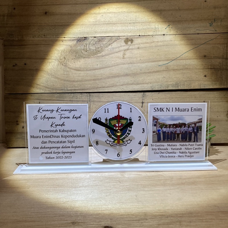 Jual Kenang-kenangan Magang PKL custom Jam Duduk Akrilik Custom ...