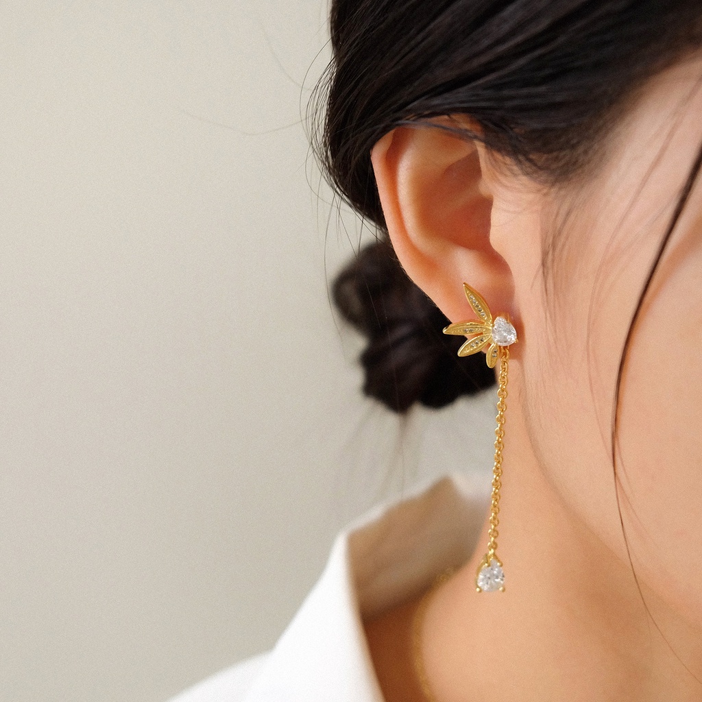 Jual Delphie Feather Zirconia Stud Earrings — 18K Gold Plated Sterling ...