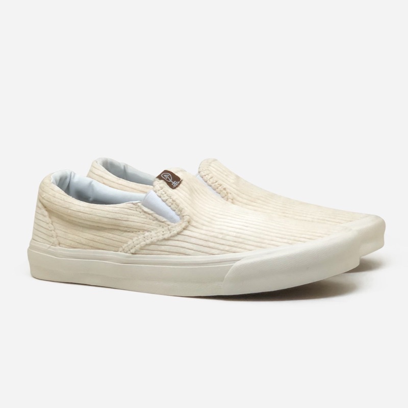 Jual Brulee Project - Slip On Corduroy - Broken White | Shopee Indonesia