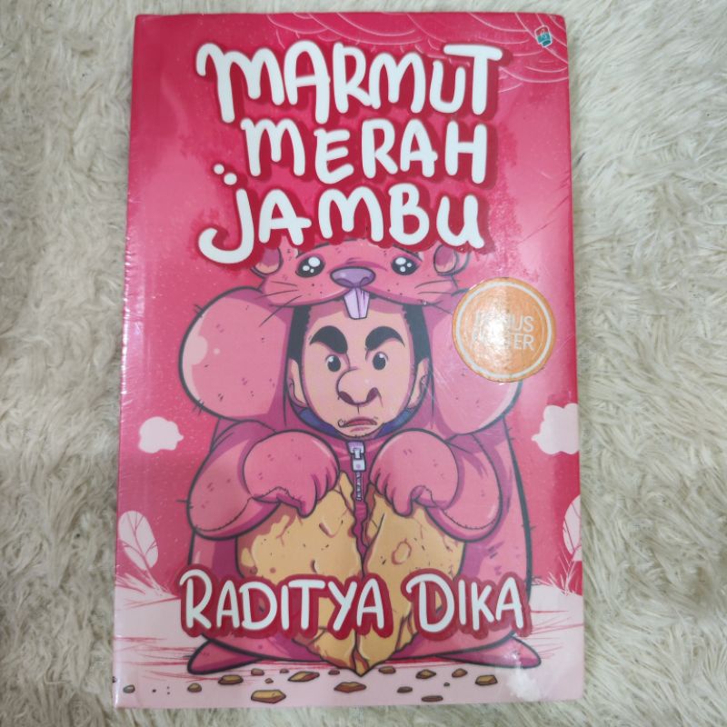 Jual Novel Marmut Merah Jambu by Raditya Dika Bonus Poster Novel (Original) | Shopee Indonesia
