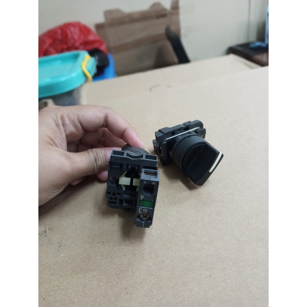 Jual Selector Switch Schneider Electric 2 Posisi Stay Put 1NO XB5AD21 ...