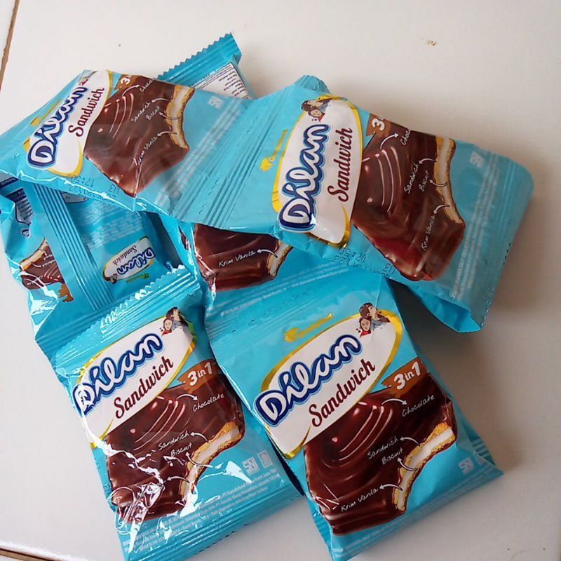 Jual Dilan Sandwich Chocolate Crunchy Caramel Biskuit Coklat Renceng ...