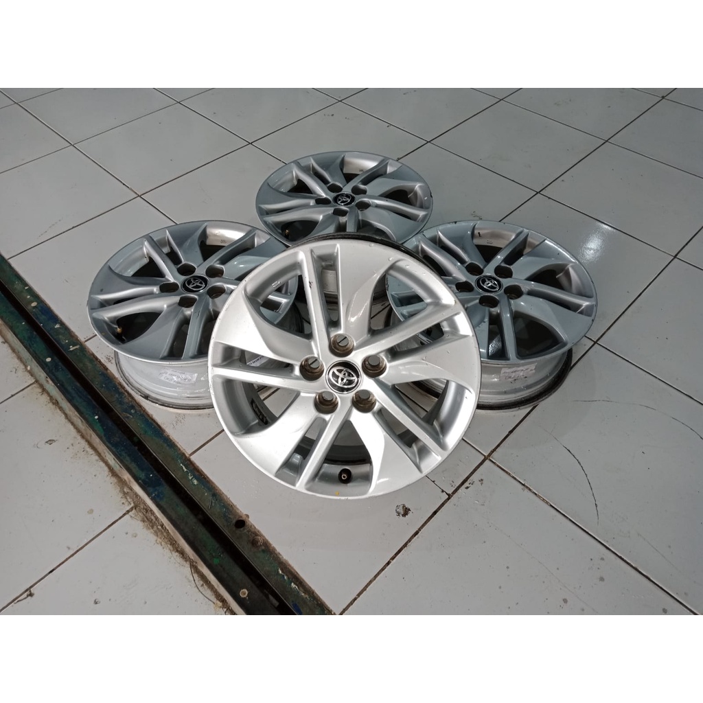 Jual Velg Oem Original Toyota Sienta Type G Ring 15 Pcd 5x100 Silver PNP Corona, Wish | Shopee ...