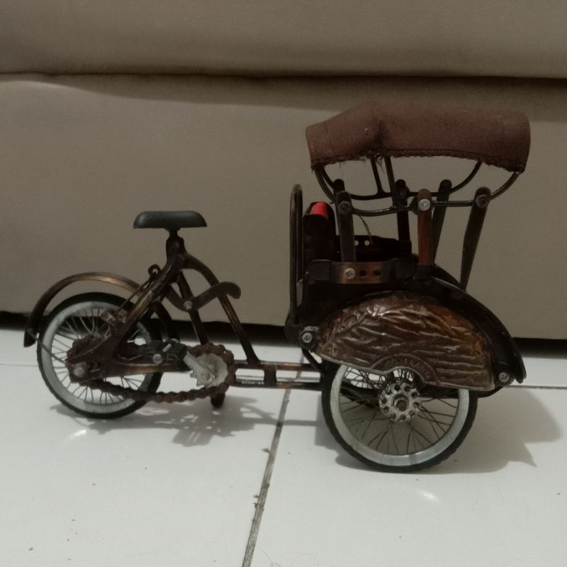 Jual MAINAN MINIATUR BECAK JOGJA ASLI BESI MINI BISA DIDORONG | Shopee ...