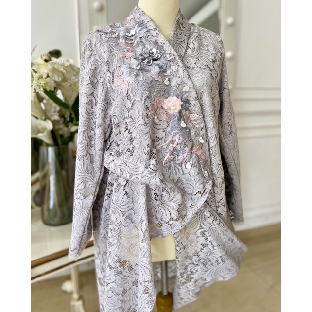 Jual Makaio - Kebaya Modern w/ 3d Appliquè | Shopee Indonesia