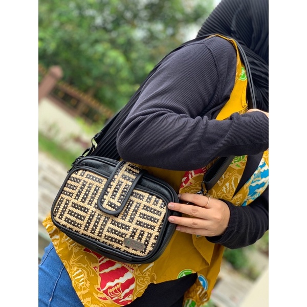 Jual candy sling bag kombinasi rotan/indang apang galeri | Shopee Indonesia