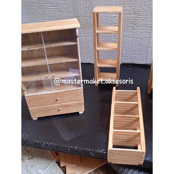 Jual Miniatur Lemari Rak Kayu Skala 1:20 (rak lemari pintu kaca ...
