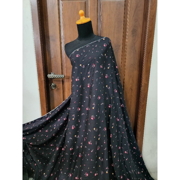 Jual Kain Rayon Viscose Bunga Kecil Merah Dasar Hitam (0,75m) | Shopee ...