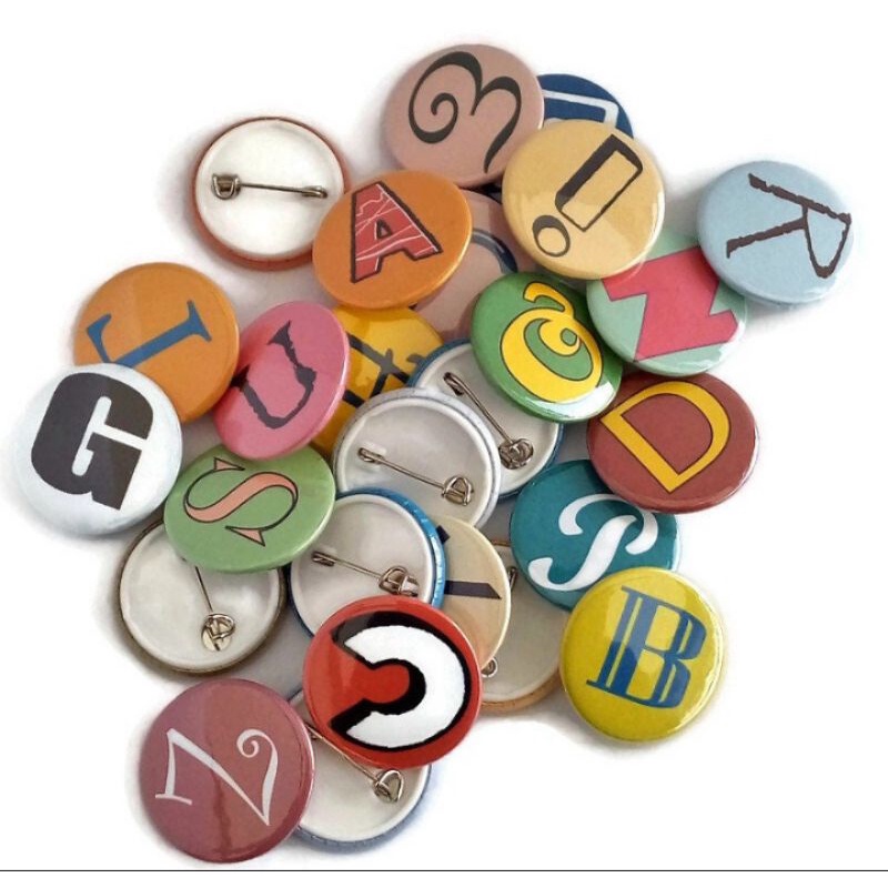 Jual Pin Huruf Alfabet Pin badge letter A-Z pin badge Alfabeth pin ...