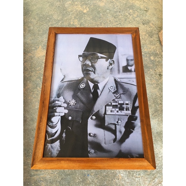 Jual hiasan dinding bingkai foto tokoh pahlawan frame kayu jati ...