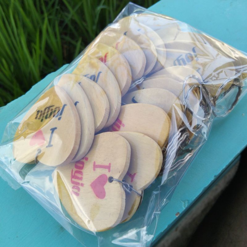 Jual Paket Souvenir isi 20 pcs gantungan kunci kayu motif love sablon Jogja Souvenir Malioboro ...