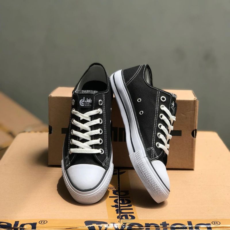 Jual Sepatu Sekolah Sepatu Johnson Basic Low Cut Black White ORIGINAL ...