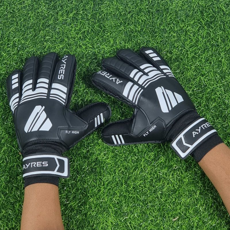 Jual Sarung Tangan Kiper Ayres / Glove Goalkeeper Sepakbola Hitam Putih ...