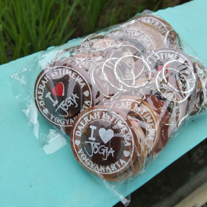 Jual Paket Souvenir isi 20 pcs gantungan kunci kayu khas Jogja Souvenir Malioboro oleh oleh khas ...